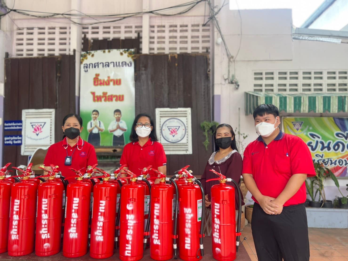 นายกเทศมนตรีเมืองสระบุรี ได้มอบถังดับเพลิงจำนวน 20 ถังให้กับโรงเรียน ...